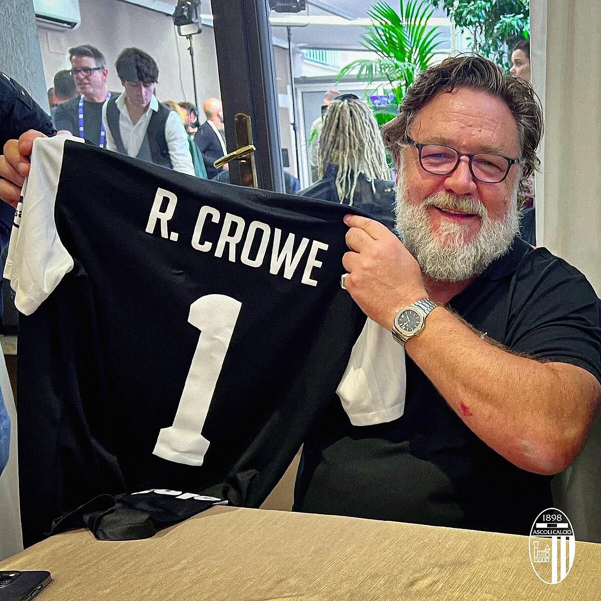 Russell Crowe a Sanremo con la maglia dell'Ascoli